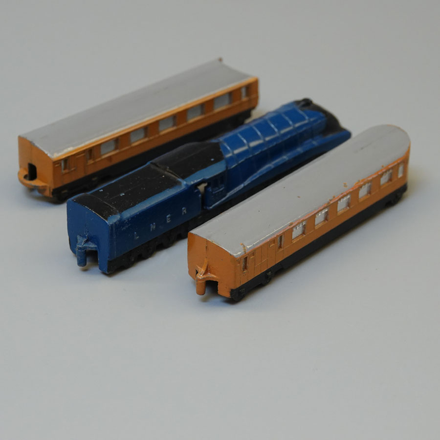 NEW:Dinky 16 Express Passenger Streamlined Train Set LNER - Die Cast ...