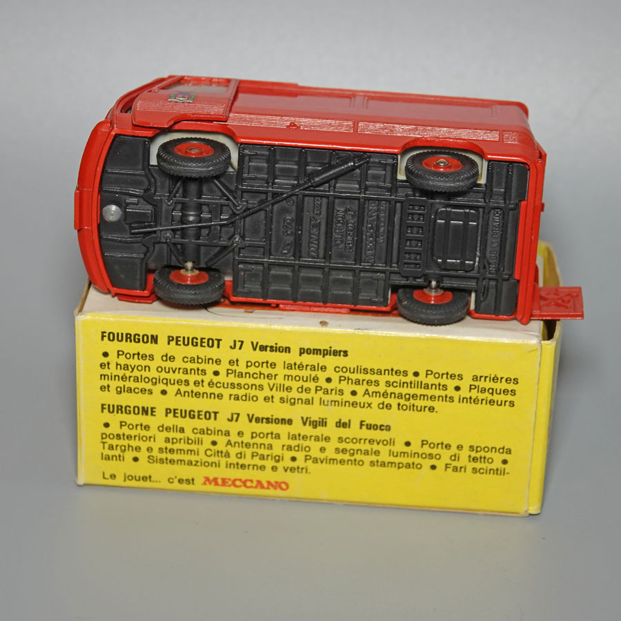 Dinky 570 P Fourgon Peugeot J7 POMPIERS - Die Cast Models 4 You